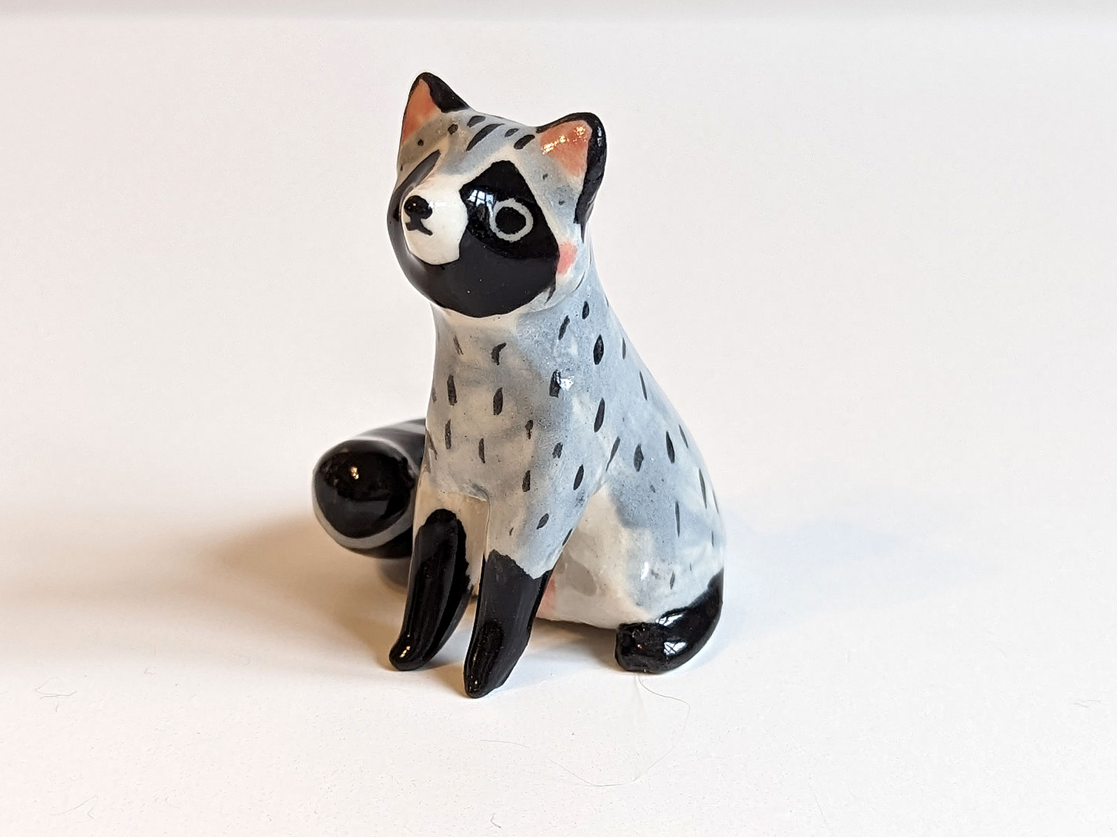 Figurine : Porcelain Raccoon - Kness