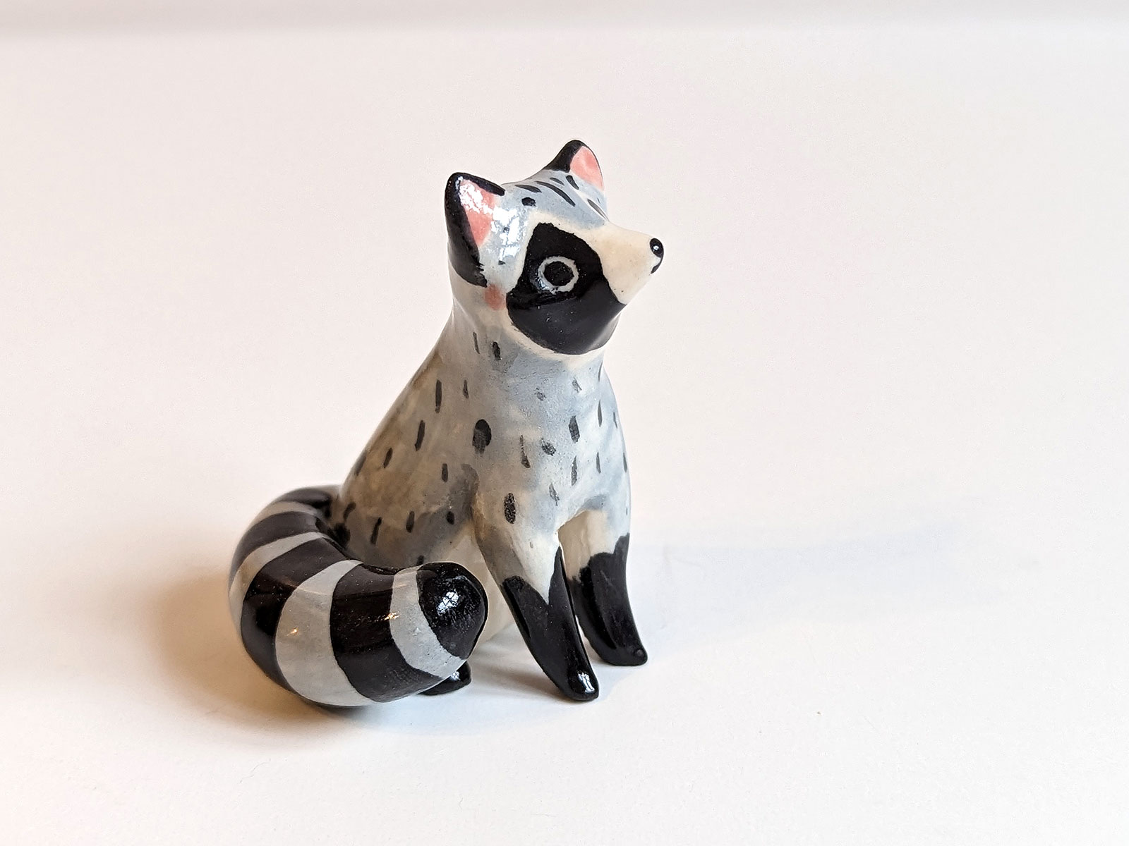 Figurine : Porcelain Raccoon - Kness