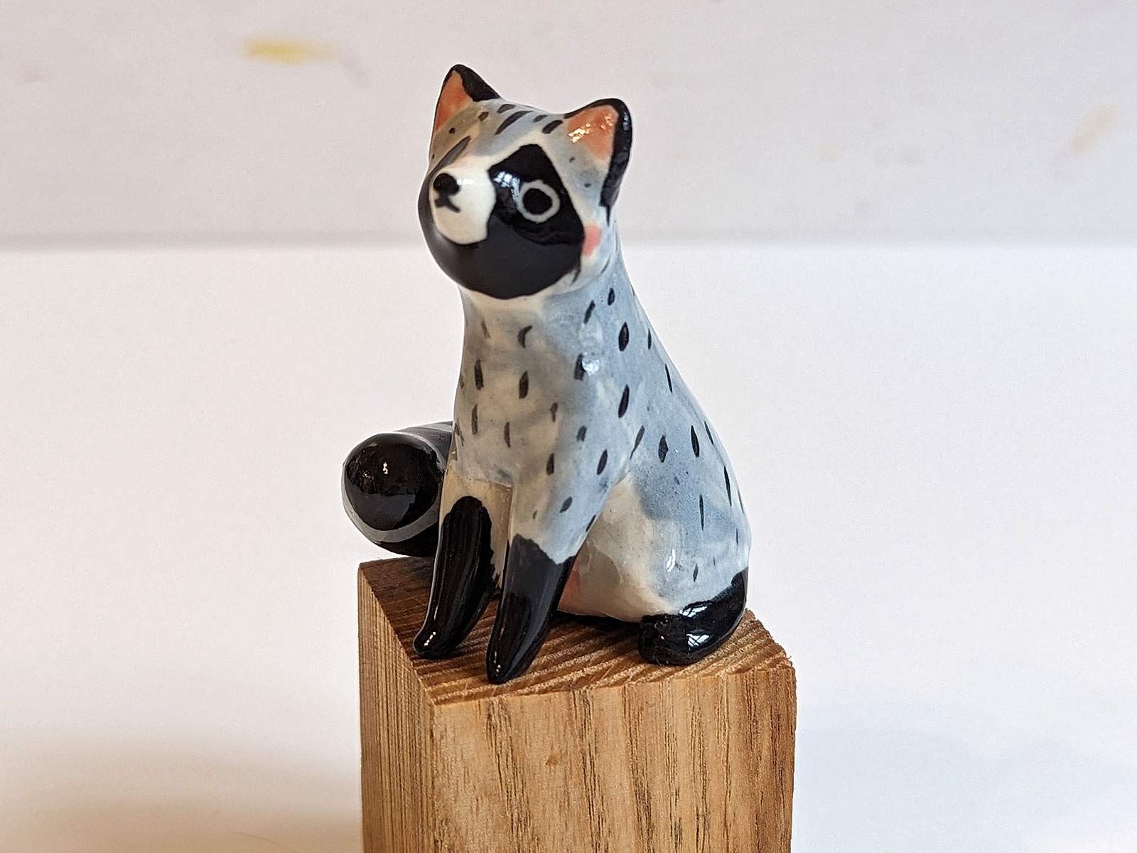 Figurine : Porcelain Raccoon - Kness