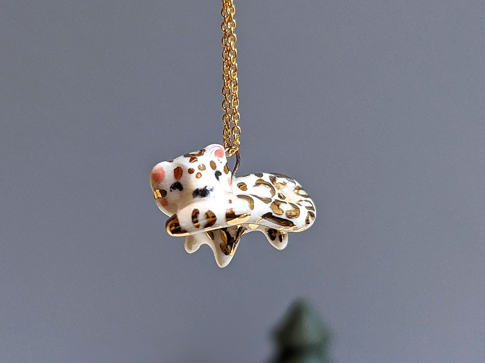 Snow Leopard Pendant - Tails - Kness