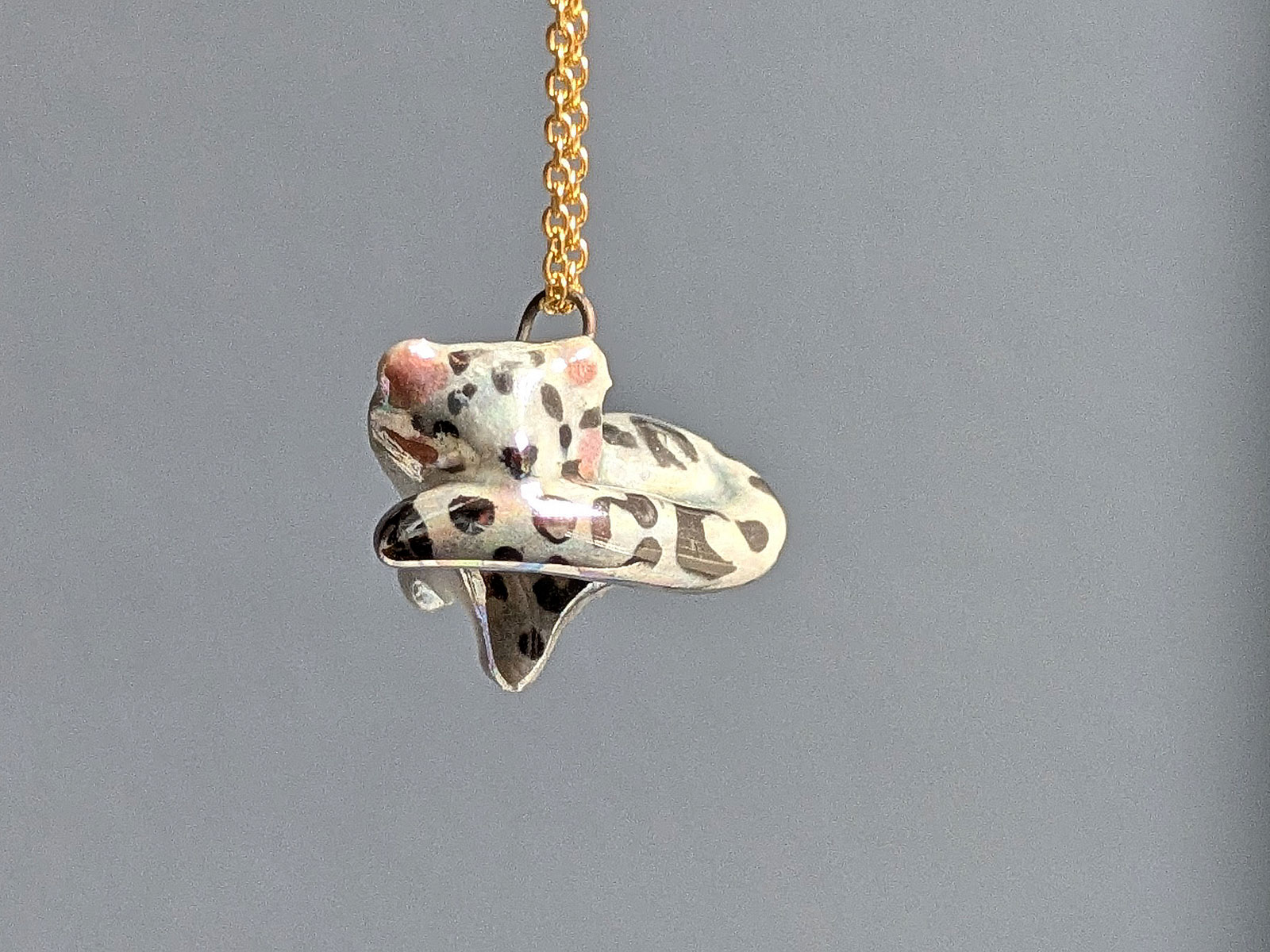 Snow Leopard Pendant - Tails - Kness